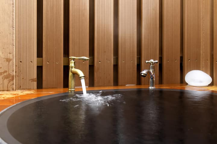 【箱根・藤花】四季折々の庭園を眺めながら、露天温泉とBbqを満喫。贅沢貸切別荘で心と体を癒す体験を - Hakone