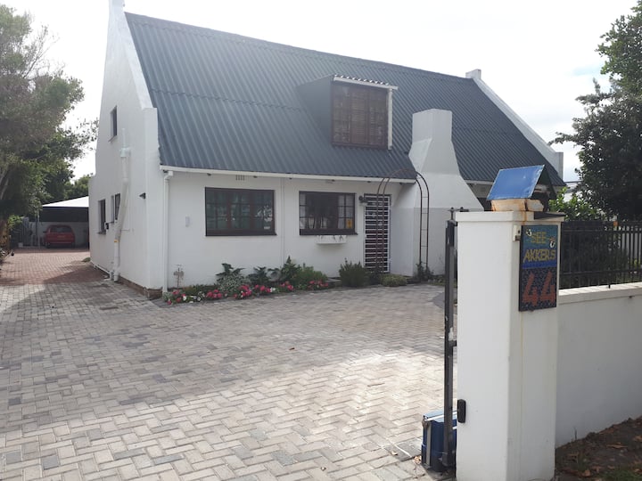 6 Bedroom House And Cottage - Hermanus