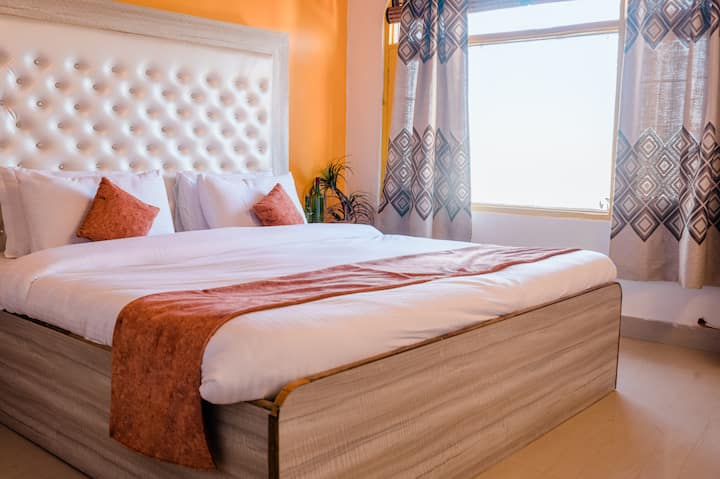 Sun 2bhk | Mall Road 5 Mins Walk | Doon View - Mussoorie
