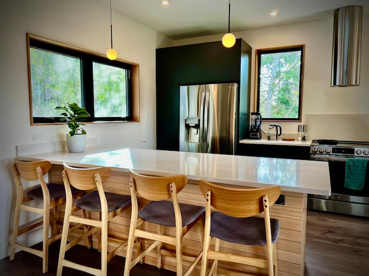 The Gib - Comfortable Modern West Coast - Tofino