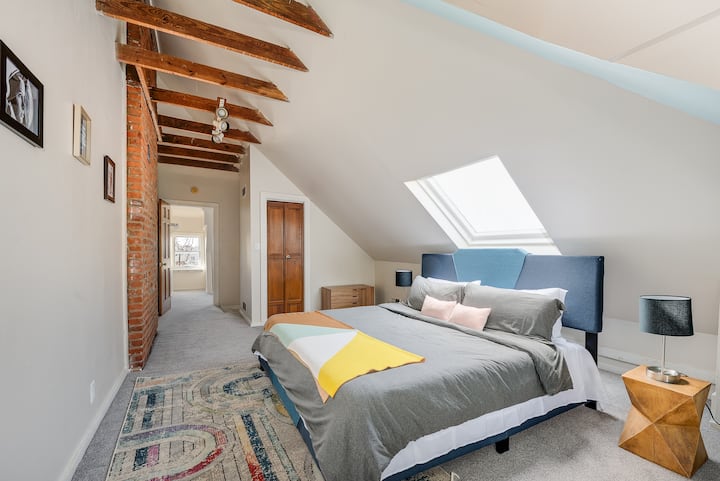 Stylish Rock Glam 2bd Loft Apt W/ Deck & Views - 哥倫布