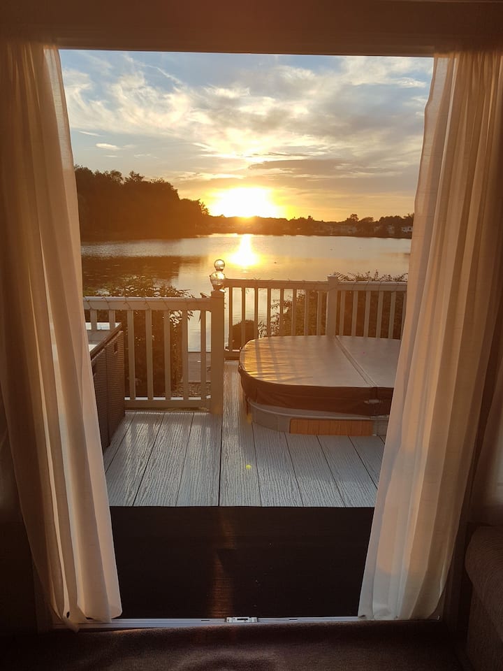 Luxury Lakeside Caravan With Hot Tub & Fishing Peg - リンカンシャー