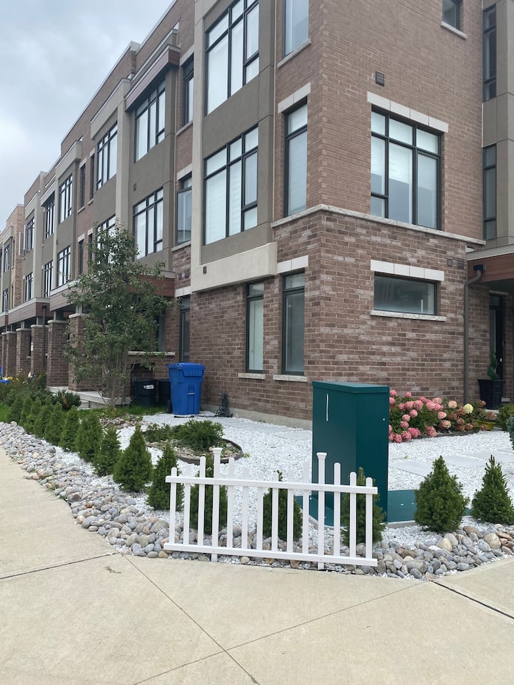 Adorable Newly Built 3 Bedroom House In Vaughan - Vaughan