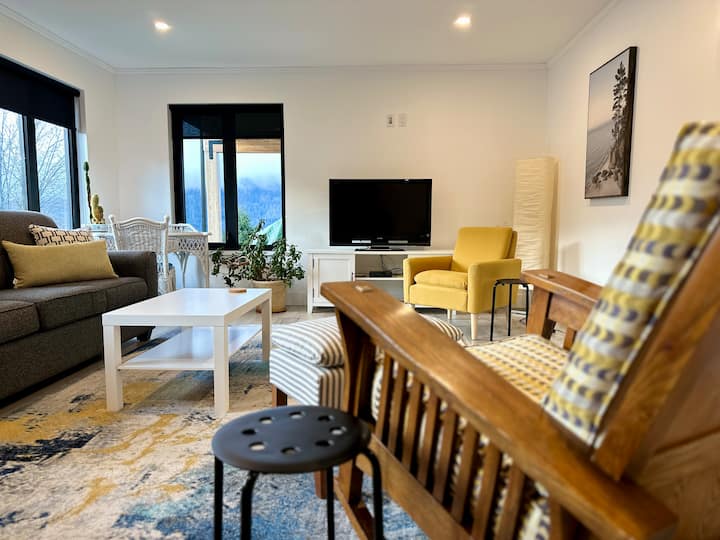 Spacious Apartment With Mountain And Lake Views - Nelson
