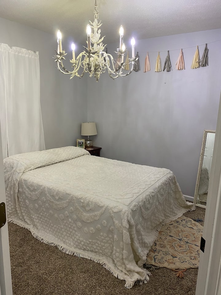 Cozy Private Bedroom With Queen Bed - Bloomington, IN