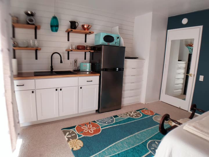 The Suite Across 
The Street 

+ Ev2 - Fallbrook, CA