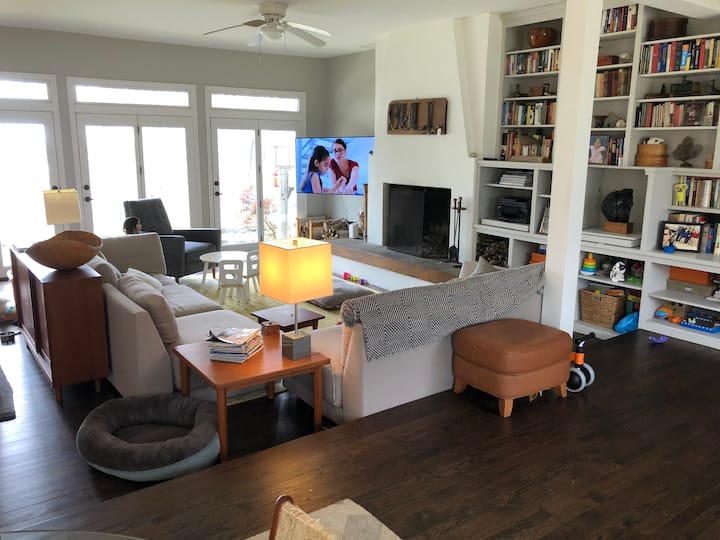 Pets Welcome: Modern Farmhouse In The Woods - Old Saybrook, CT