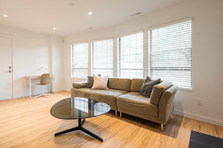 Clean & Modern 2 Br Suite Near Pne - バーナビー