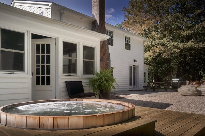 Luxury Hot Tub Ski Farmhouse Retreat On 50 Acres - Hudson Valley, NY