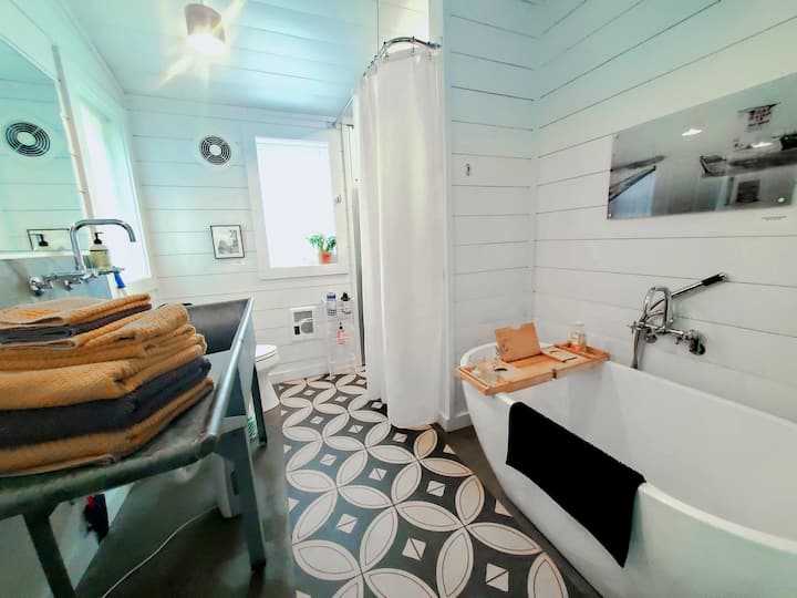 Vintage Mod Cottage With Fireplace & Soaking Tub! - Door County, WI