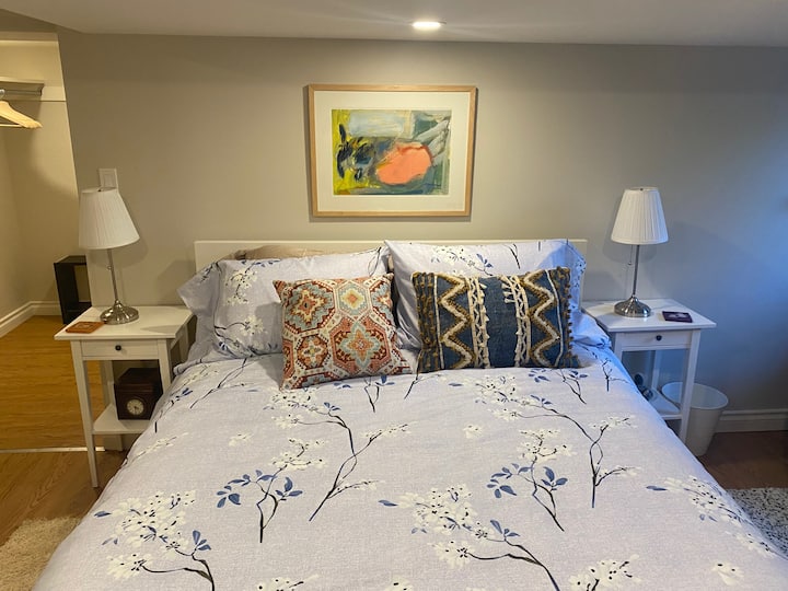 Bright One Bedroom, 1 Bath,  Lower Suite 30 Days+ - 해밀턴