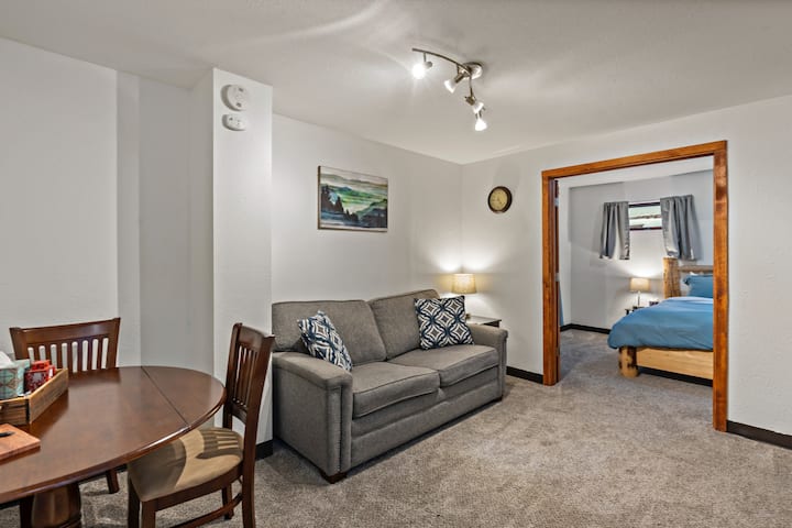 King Bed Suite W/alaskan Charm & Washer/dryer - Anchorage, AK