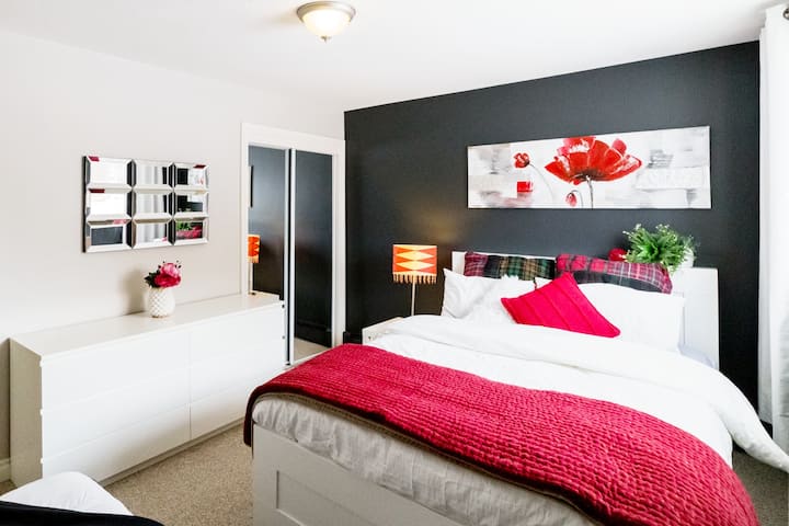 New & Modern 2 Bedroom Suite B/w Downtown & Wem - Edmonton