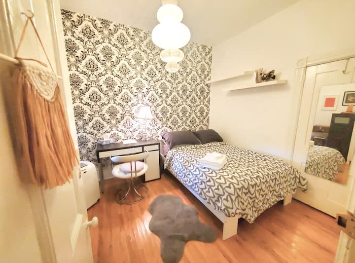 Starry Starry Night In Kensington Market - Room - Toronto
