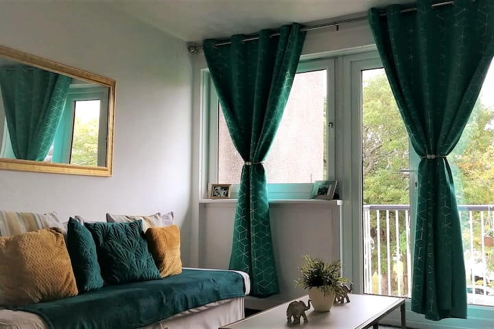 Cop26 2 Bedroom Flat With Balcony & Free Parking - Strathaven