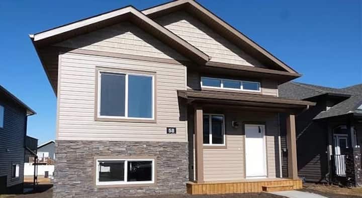 Entire Huge Walkout Pool Table, Hot Tub, Kitchen - Red Deer