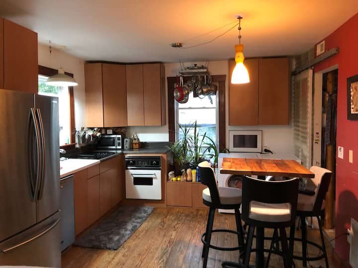 Central Columbia Rental - Fully Furnished House - Columbia, MO