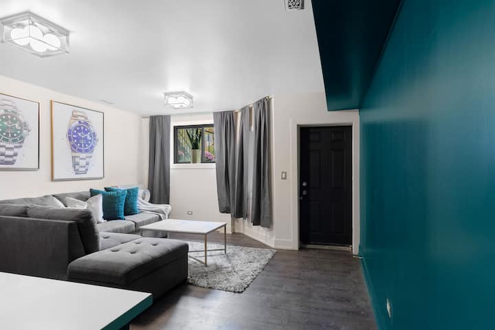 Ultra Sleek Rolex Suite (Garden Unit) - Chicago