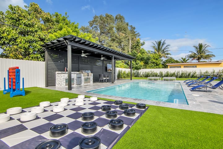 Fun Pool House With Games & Entertainment - Miramar, FL