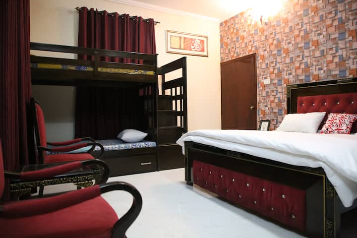 A Beautiful 5 Bedrooms House - Lahore