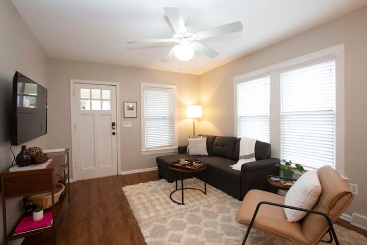 Welcome To The Plaza Area "Yellow House" Bungalow! - Topeka, KS