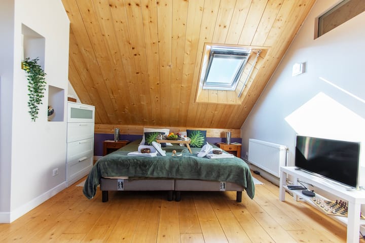 Chalet-like Upstairs Suite, Garden, Free Parking - Lieusaint
