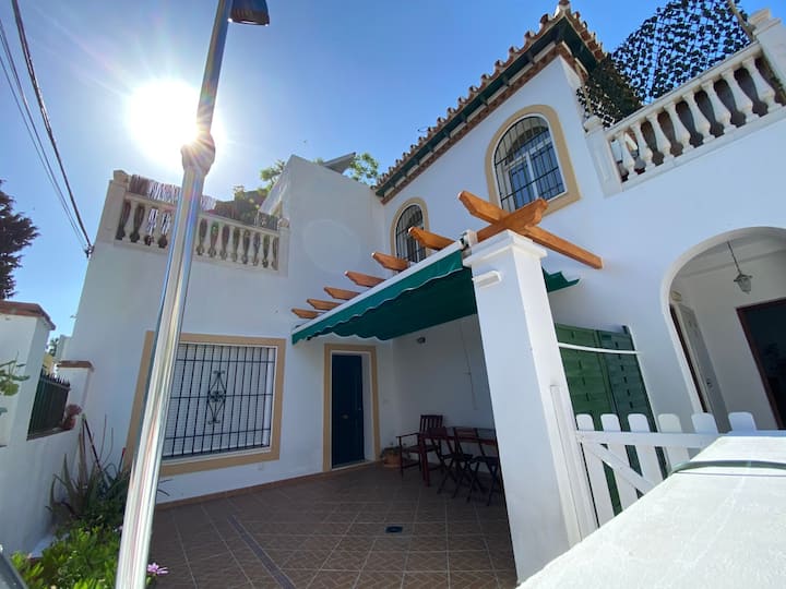 Casa En Pedregalejo Playa Con Patio Y Parking - Málaga