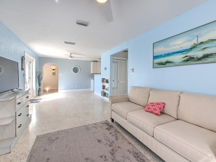 Lovely Ormond Beach Bungalow! Walk To The Beach! - Ormond Beach, FL