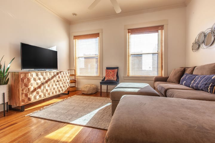 Stylish Loft On Historic Square - Independence, MO