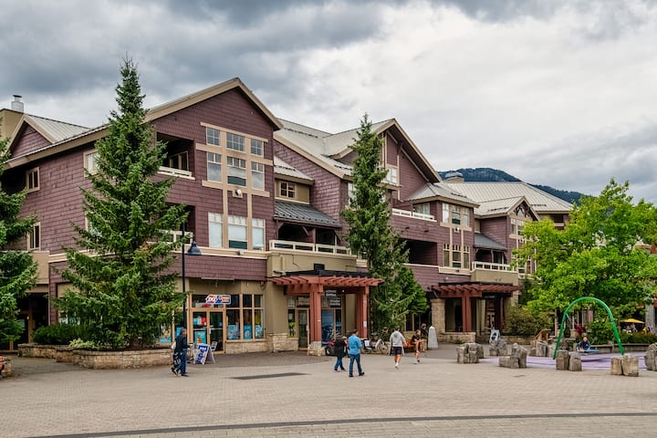 Location! - 2 Bedroom Tyndall Stone W Free Parking - Whistler