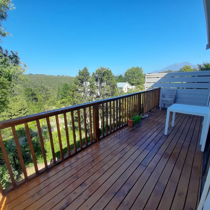 Cosy 2-bedroom Double-story Cottage - George