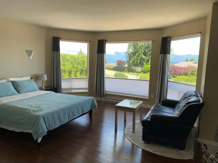 Ocean & Mountain View Suite In Gibsons-rose Garden - Gibsons