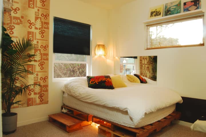Postmodern Room: Boho Enclave W/deck (& Dog) - 오클랜드