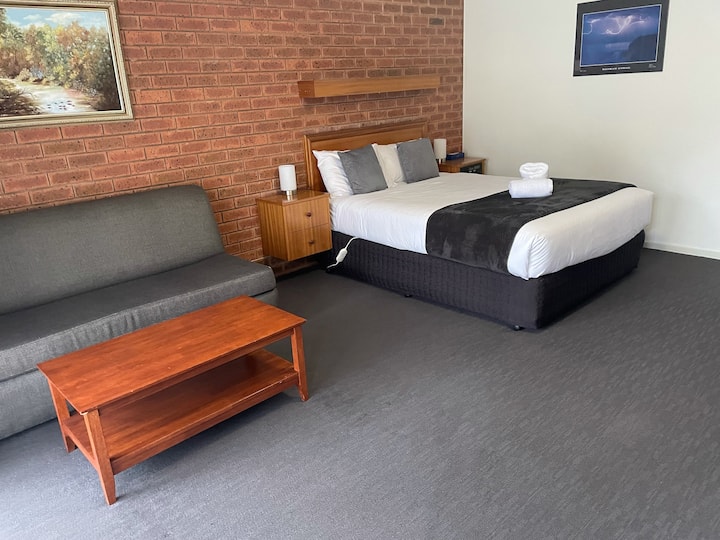 Queen Room - Advance Motel, Wangaratta - Glenrowan