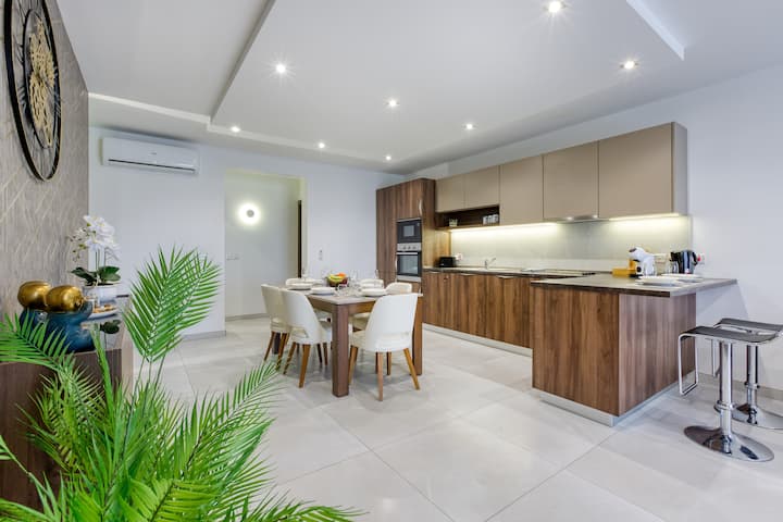 Luxury 3 Bedroom Apartment In Swieqi With Terrace - Málta