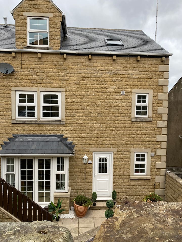 Cheerful 5 Bedroom Home - Leeds