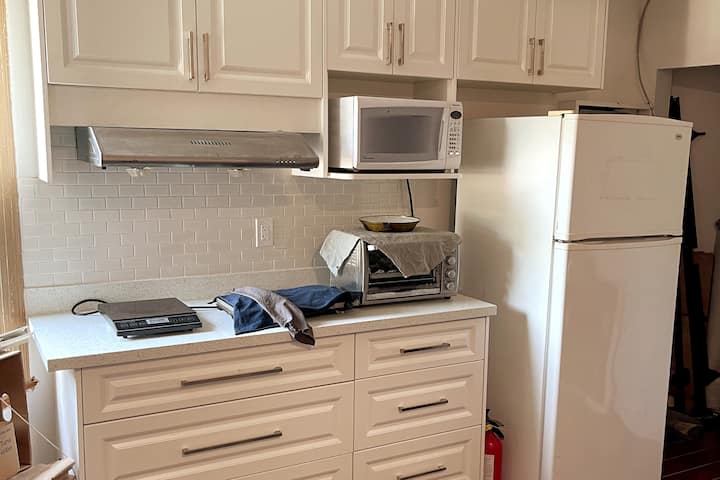 Private Room In Little Italy Area  小義大利區域 - Toronto