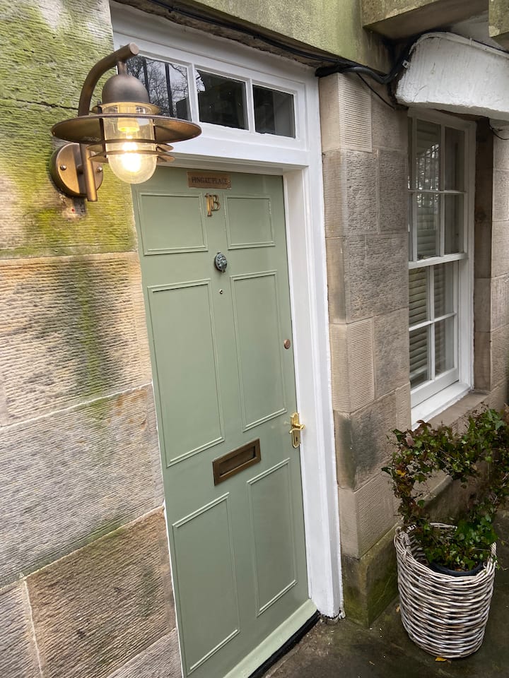 A Colourful Jewel Close To The City Centre - Edinburgh