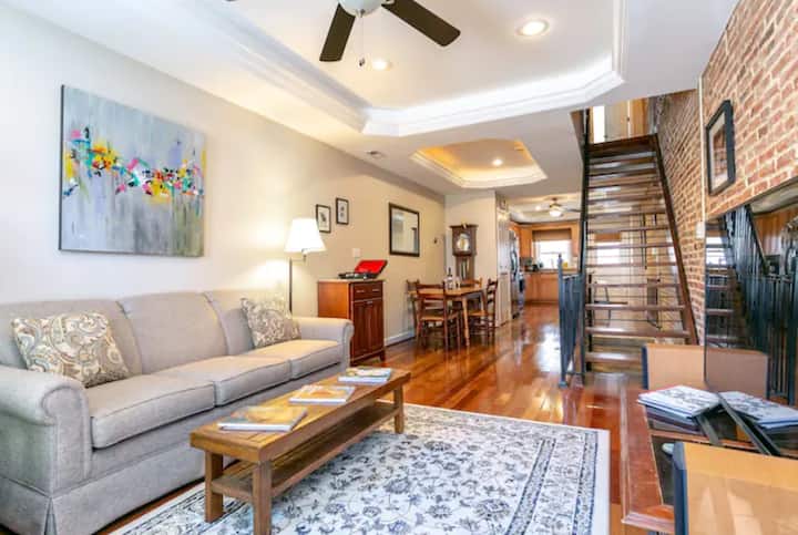Historic - Safe - 4 Bed/4 Bath W/ Free Parking! - Baltimore, MD