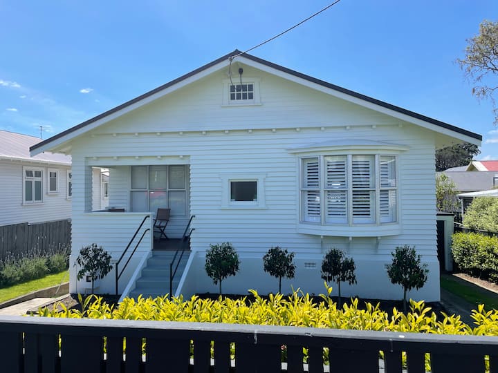 Entire Bungalow Close To Town - New Plymouth