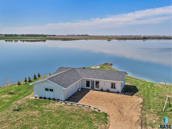 Serene Lakeside Retreat: Getaway - Lake Poinsett, SD