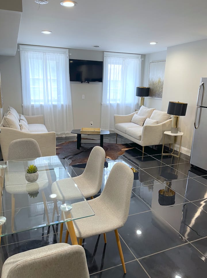 ★Modern 1br Apt W/ Private Deck! W/d★ - Albany, NY