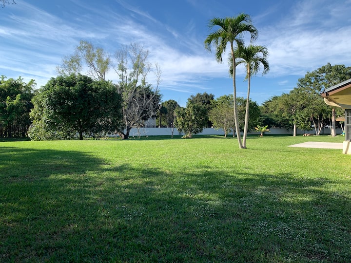 Big Entire Waterfront, Garden, Quiet Vacation Home - Coconut Creek, FL