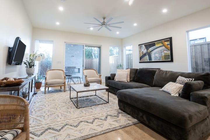 New Luxurious Contemporary 3 Br Home In Uptown - Dallas, TX