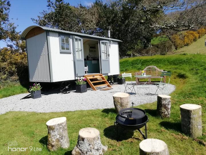 Relaxing, Restful Shepherd’s Hut On Farm Nr Truro - St Mawes