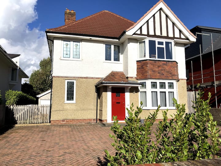 Family-friendly Detached Home In Quiet Road - Bournemouth