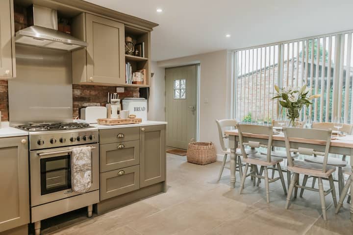 The Hayloft - Luxury Country Retreat With Hot Tub - Northwich