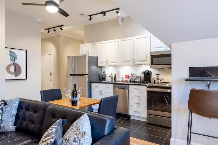 Cool And Modern 3rd Floor 2-bedroom Walk-up - Cincinnati