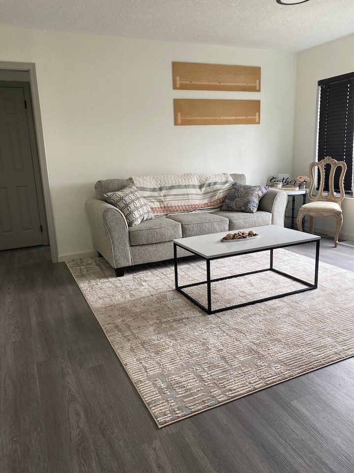 Near Downtown Quiet Neighborhood - 2 Bedrooms - Lawrence, KS