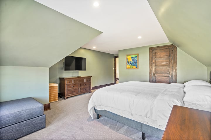 Lavish Squirrel Hill - 3rd Floor - Pittsburgh, PA